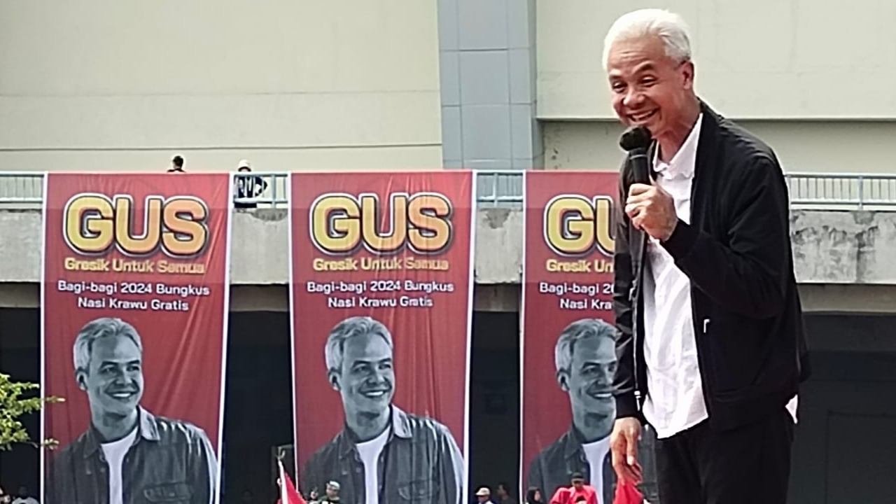 Ganjar Pranowo Bagikan 2024 Nasi Krawu ke Warga Gresik - Portal JTV Ganjar Pranowo Bagikan 2024 Nasi Krawu ke Warga Gresik - Portal JTV