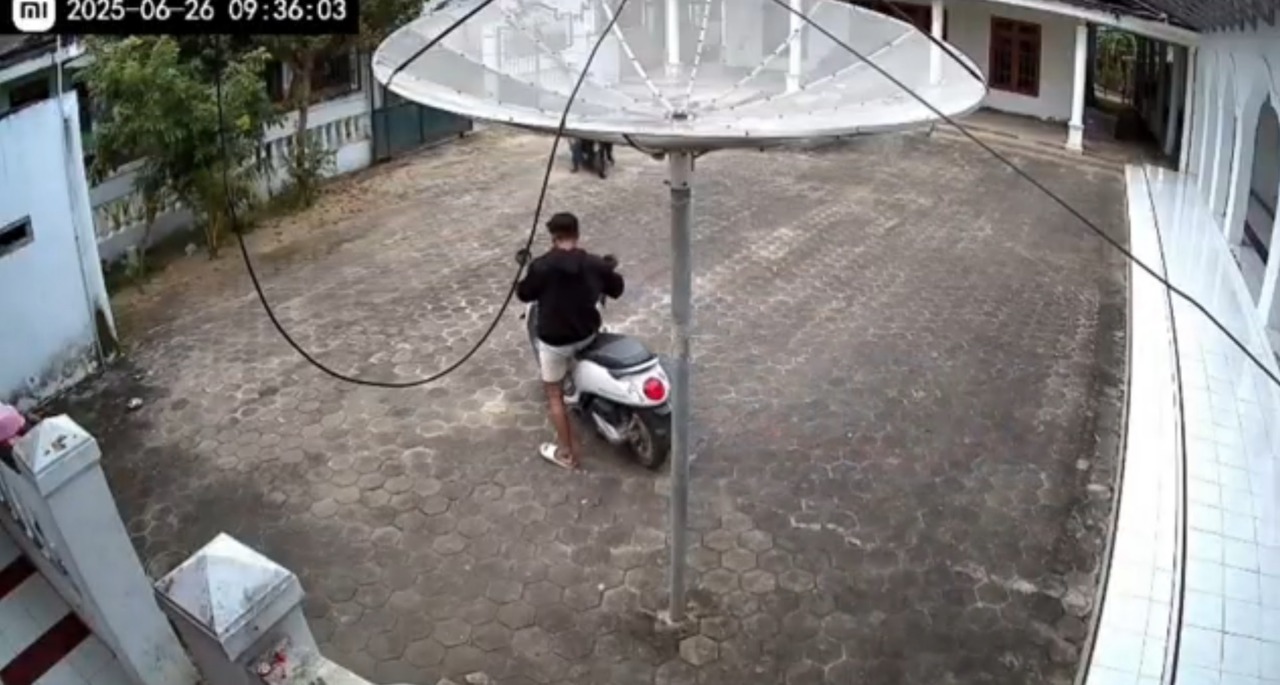 Dua Pencuri Motor Beraksi di Halaman Rumah Terekam CCTV - Portal JTV